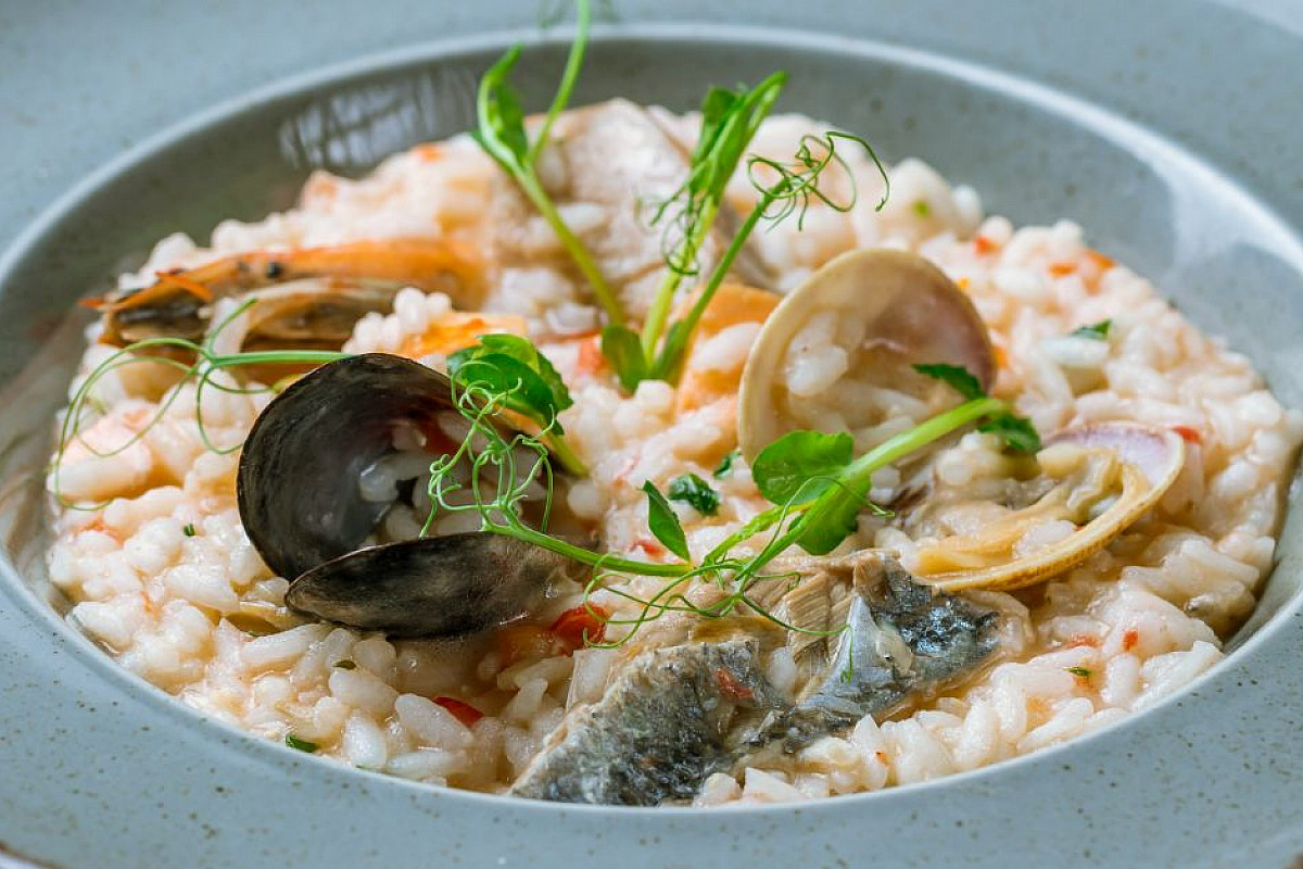 Risotto alla pescatora: come prepararlo passo dopo passo | Paesi del Gusto