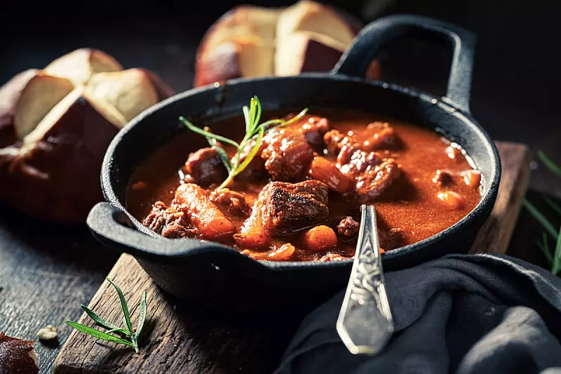Gulash: storia, curiosità, ricetta per fare il gulash in casa e 5 ...