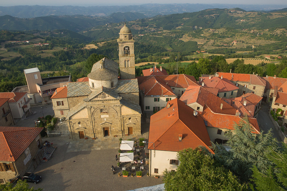 È una piccola capitale della Langa Astigiana, ed è anche la cittadina ...