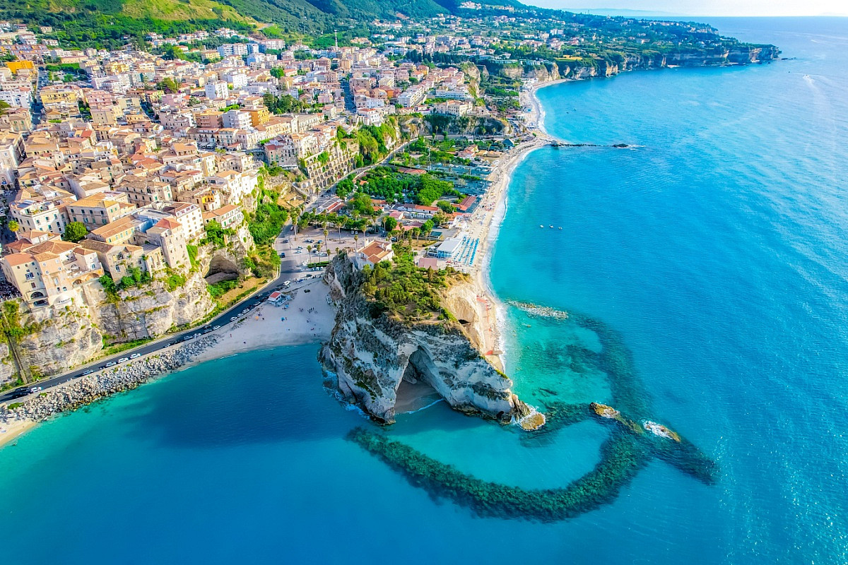 Se ne sta su un promontorio di roccia a picco sul mare, ed è una vera ...