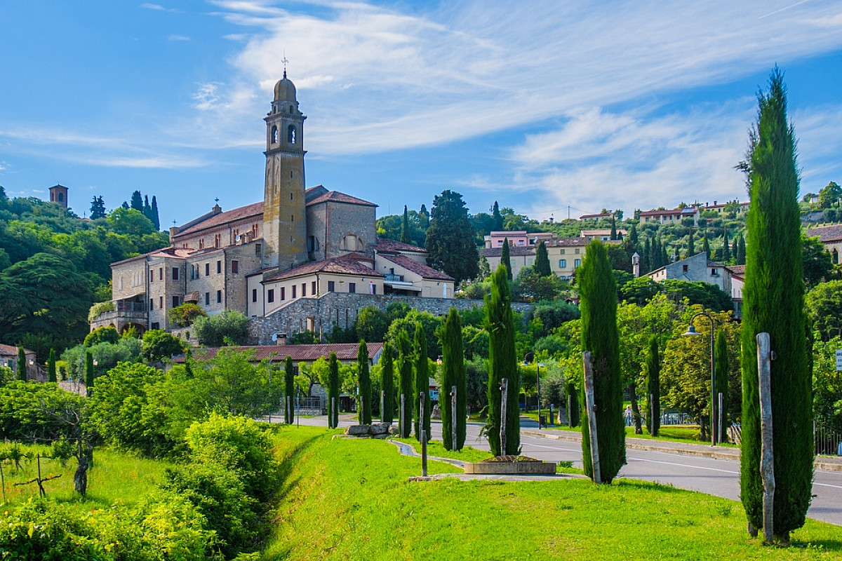 È il borgo del poeta da scoprire nel cuore dei Colli Euganei, ed è ...