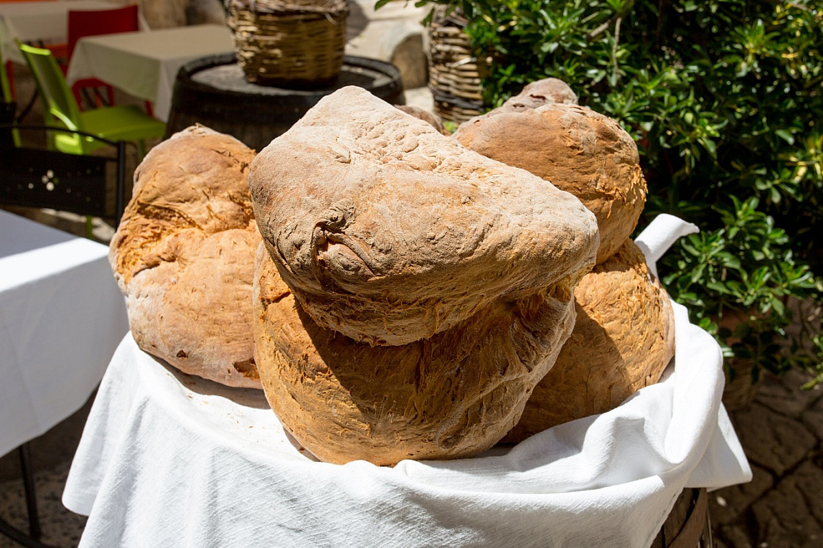 È il pane DOP più famoso della Puglia, e in questi 5 forni trovi l ...