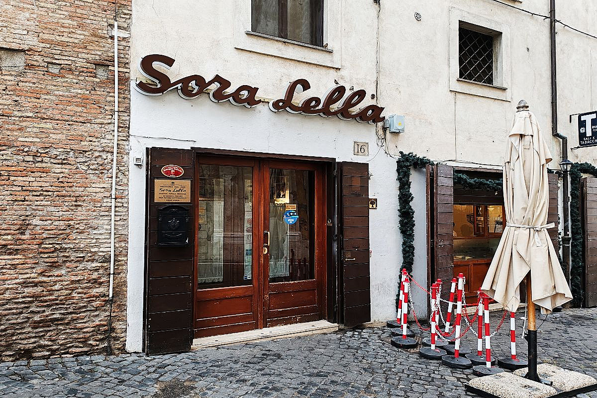 Se ne sta nascosto sulla celebre isola in mezzo al Tevere ed è un posto ...