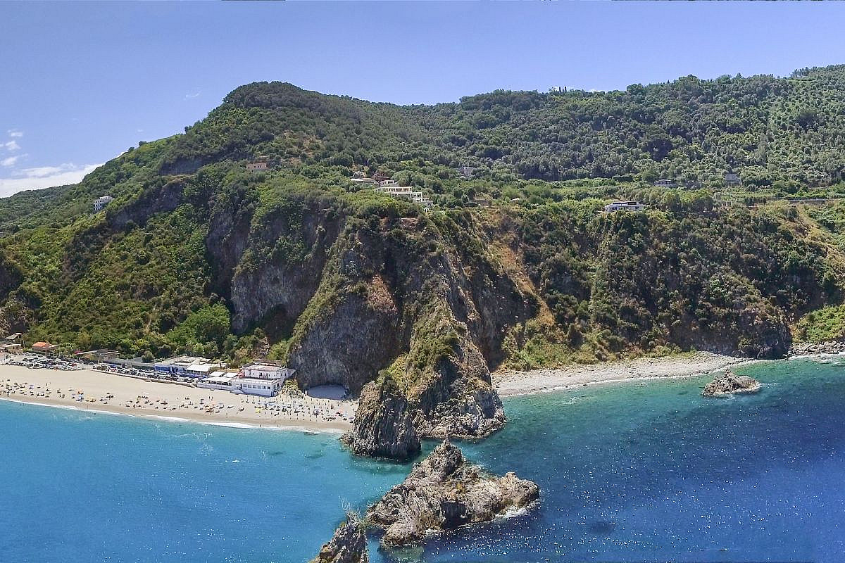 Il paese-terrazza sulle Eolie dove andare al mare in Calabria: cosa ...