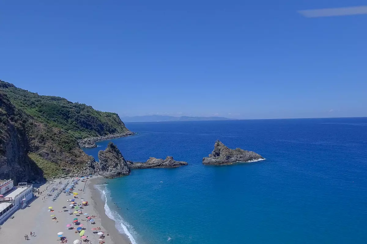 Il paese-terrazza sulle Eolie dove andare al mare in Calabria: cosa fare, vedere e mangiare ...