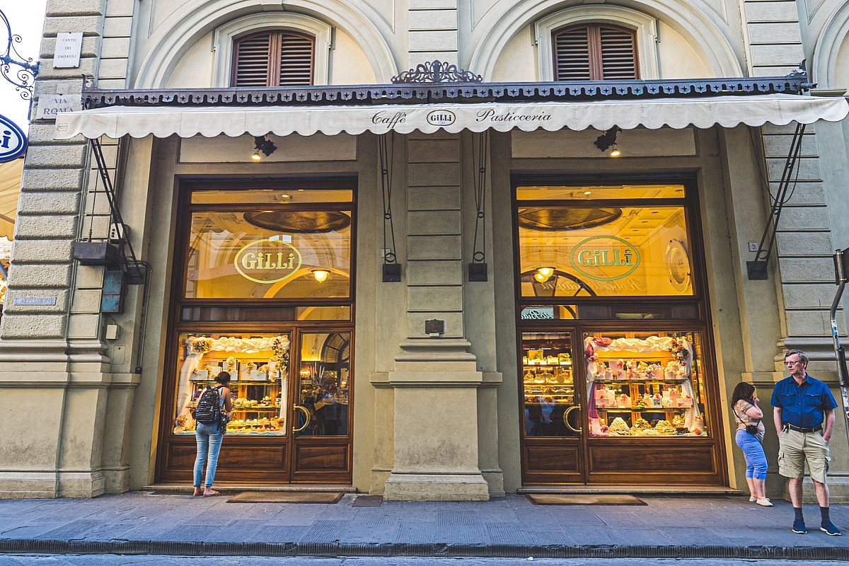 È immortalata in una famosissima foto del 1951: Caffè Gilli, una delle ...