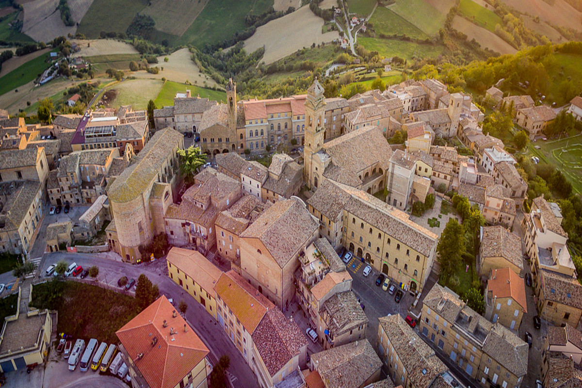 Spunta all'improvviso tra le colline marchigiane: in provincia di Fermo ...