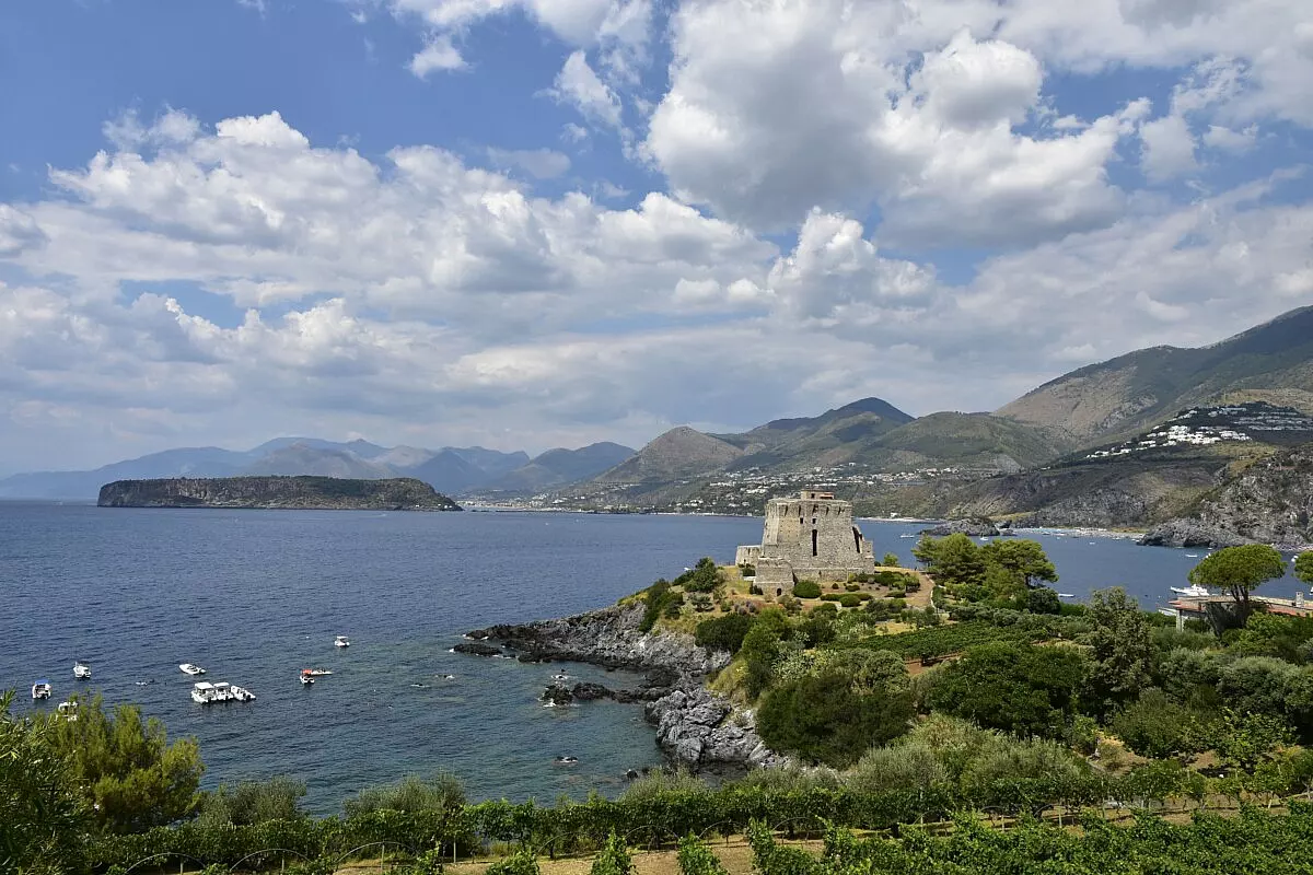 Il borgo che sembra tuffarsi nel Tirreno, cosa vedere e mangiare a San ...