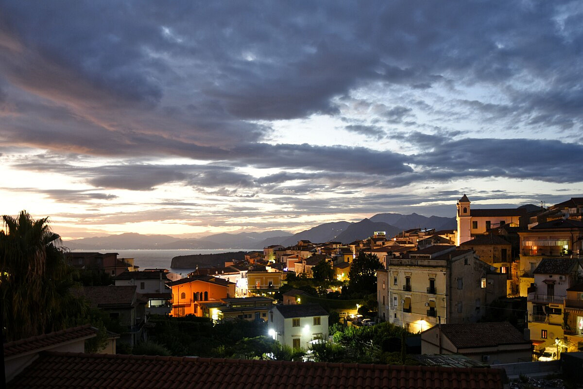 Il borgo che sembra tuffarsi nel Tirreno, cosa vedere e mangiare a San ...
