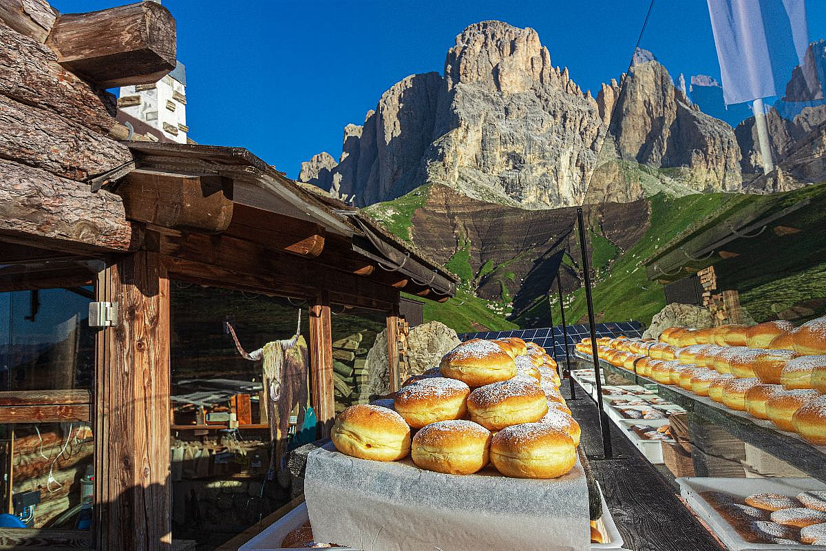 In questo rifugio italiano a 2000 metri puoi assaggiare i krapfen più ...