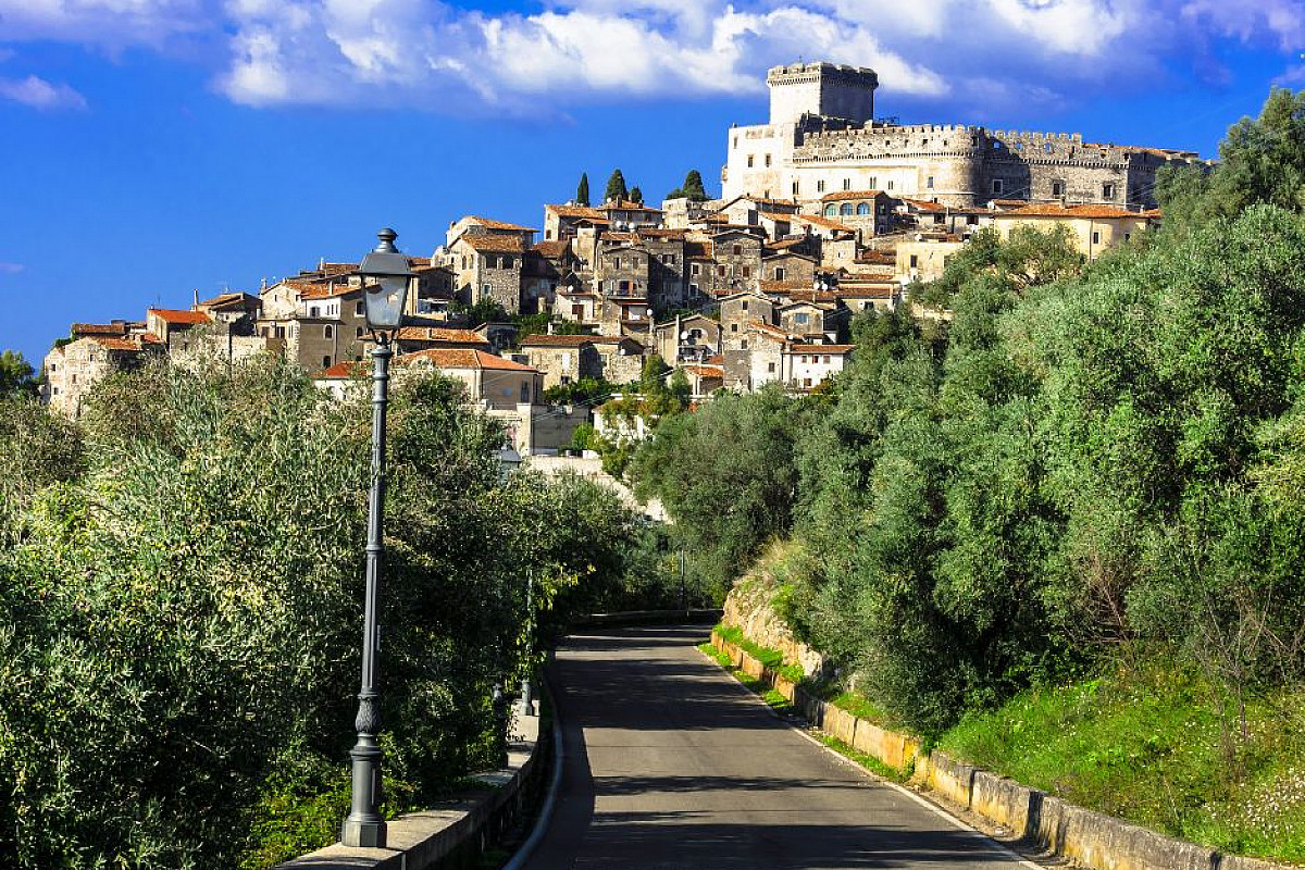Questo borgo-castello ad un'ora e mezza da Roma è un incantevole borgo ...