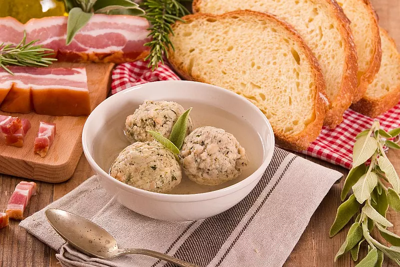 Canederli alla tirolese, il piatto di pane che racconta la montagna tra ...