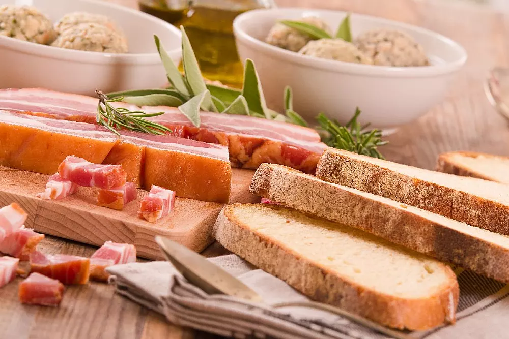Canederli alla tirolese, il piatto di pane che racconta la montagna tra ...
