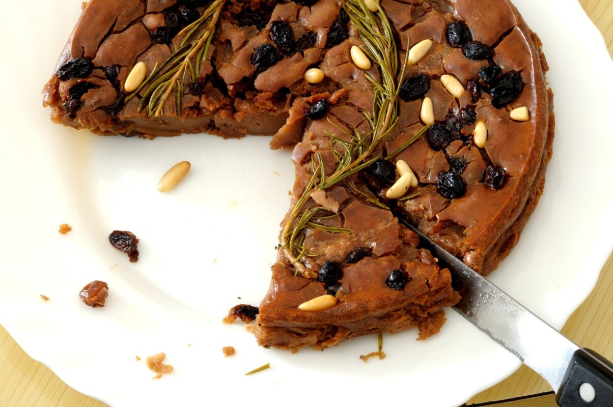 Somiglia al castagnaccio, ma questa focaccia dolce emiliana ha una ...