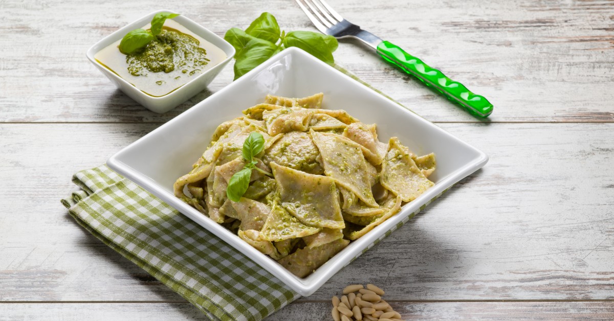 Testaroli con Pesto, un tributo alla Toscana | Paesi del Gusto
